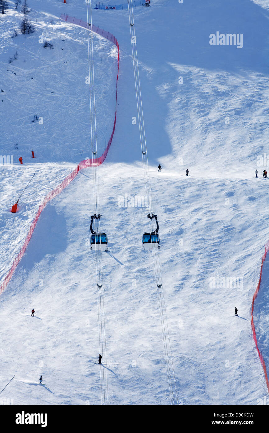 Ski-lift suspended by cable in snow covered mountain Stock Photo - Alamy