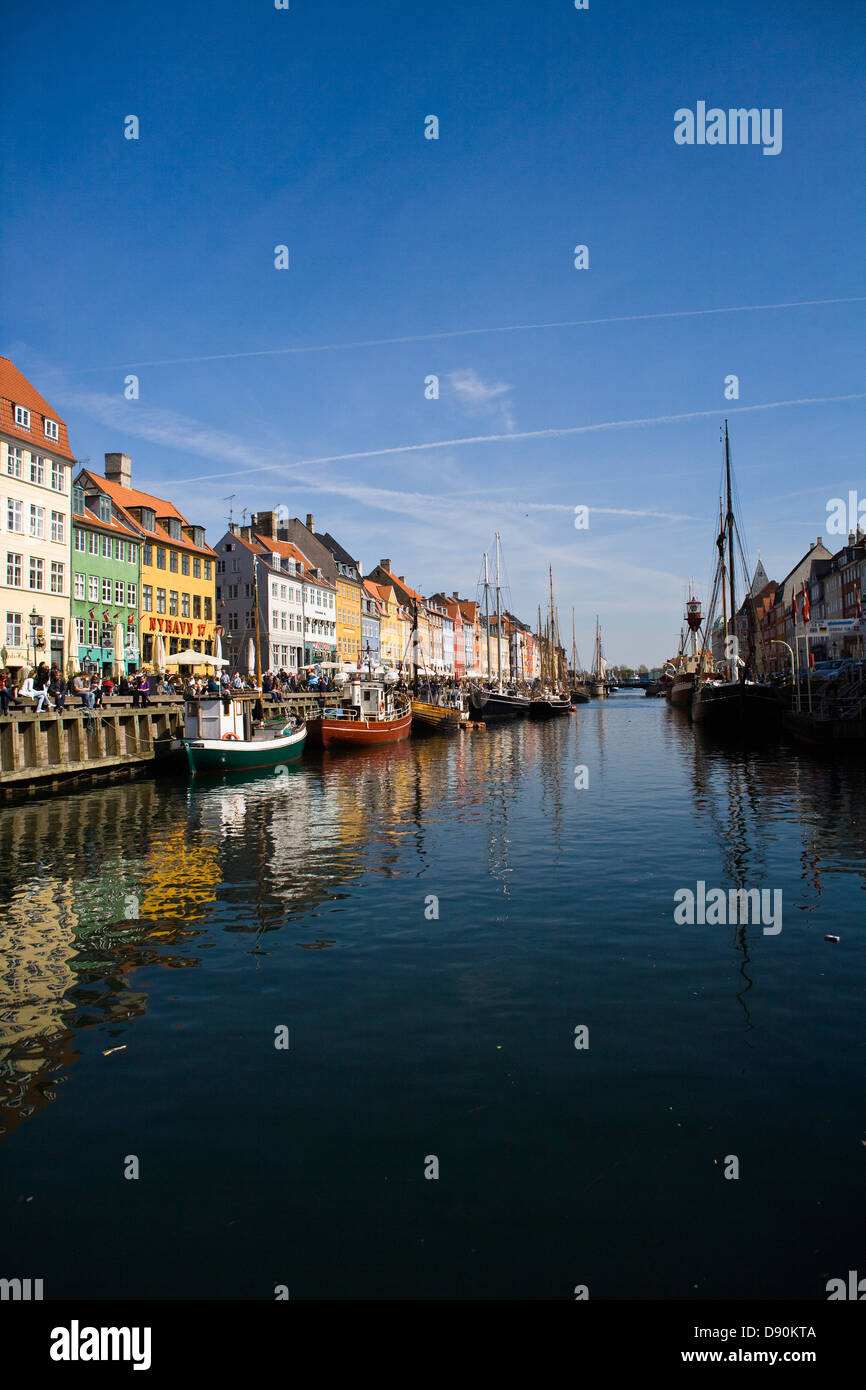 Row small tourist boats hi-res stock photography and images - Alamy