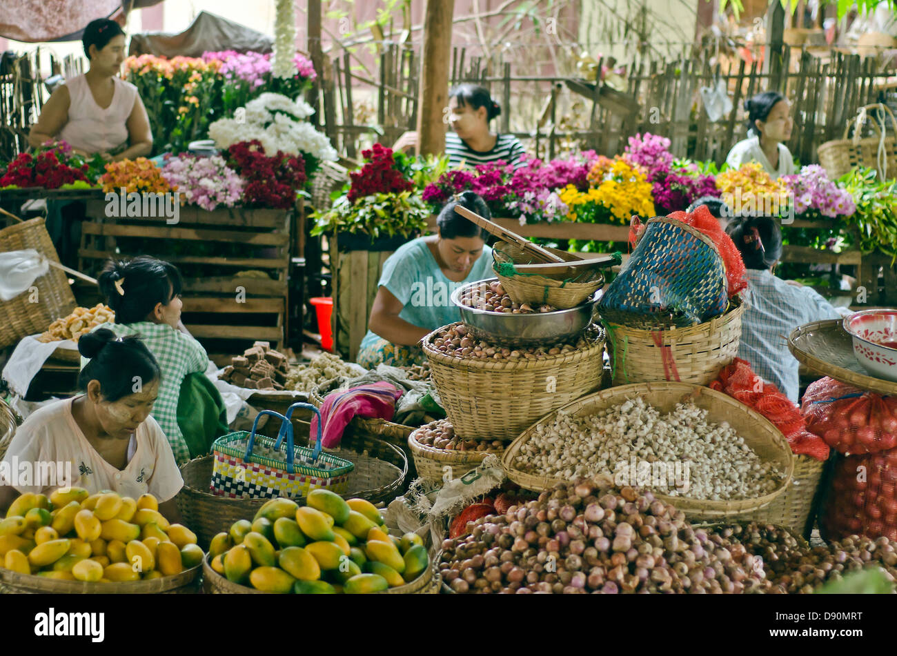 Nyaung-U (Bagan) market, Burma Stock Photo - Alamy