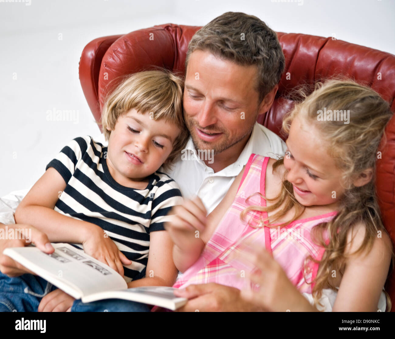 Reading with kids hi-res stock photography and images - Alamy