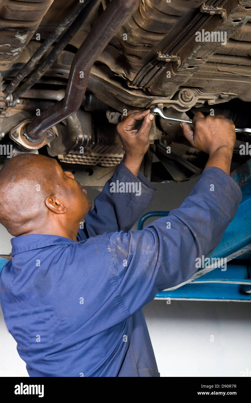 African american mechanic hi-res stock photography and images - Alamy