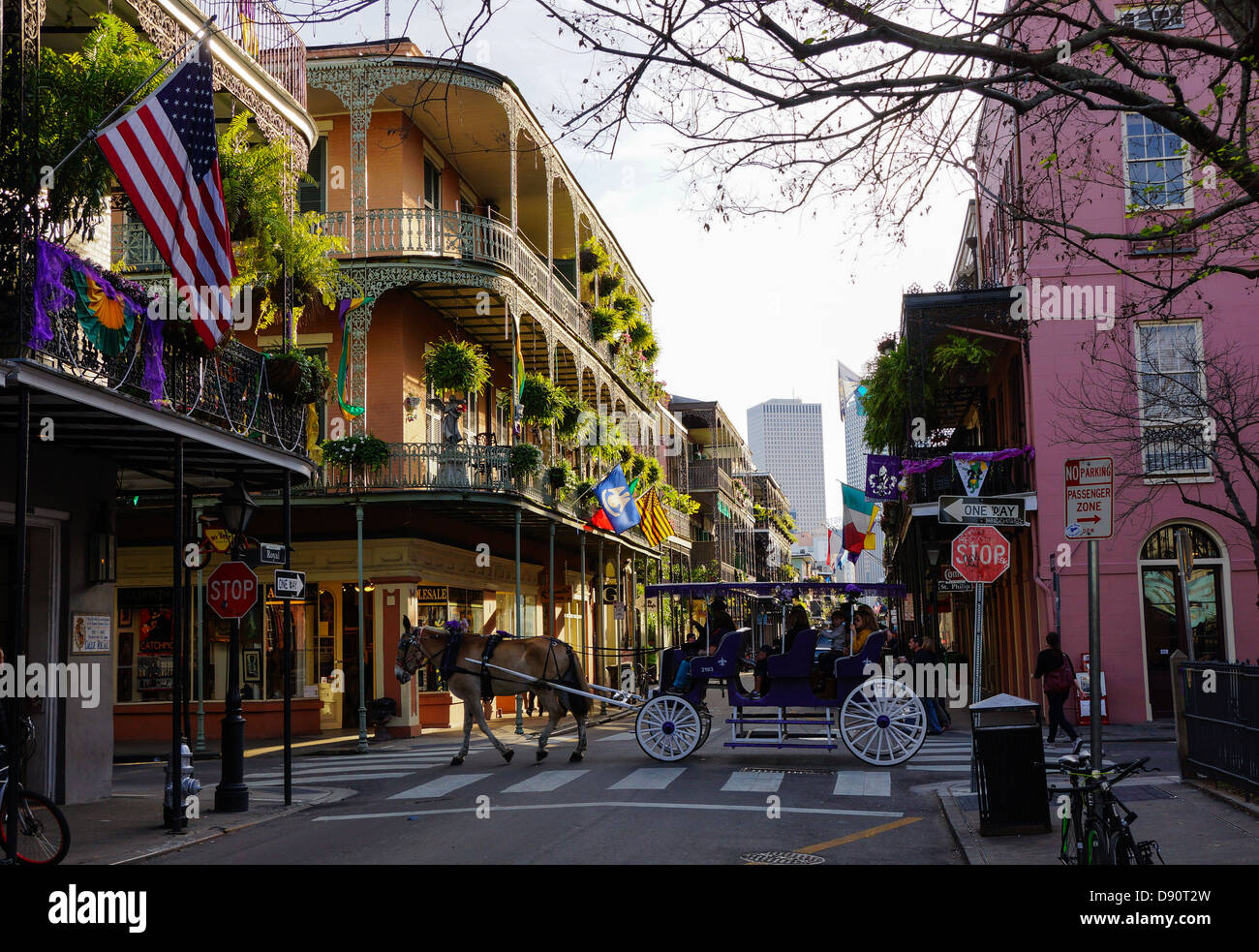 Horse drawn carriage intersection hi-res stock photography and images ...