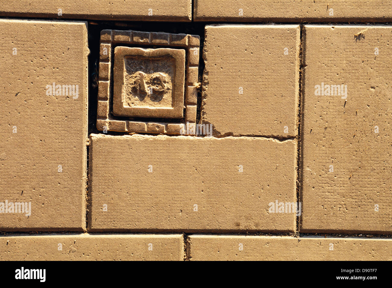 Well close square hi-res stock photography and images - Alamy