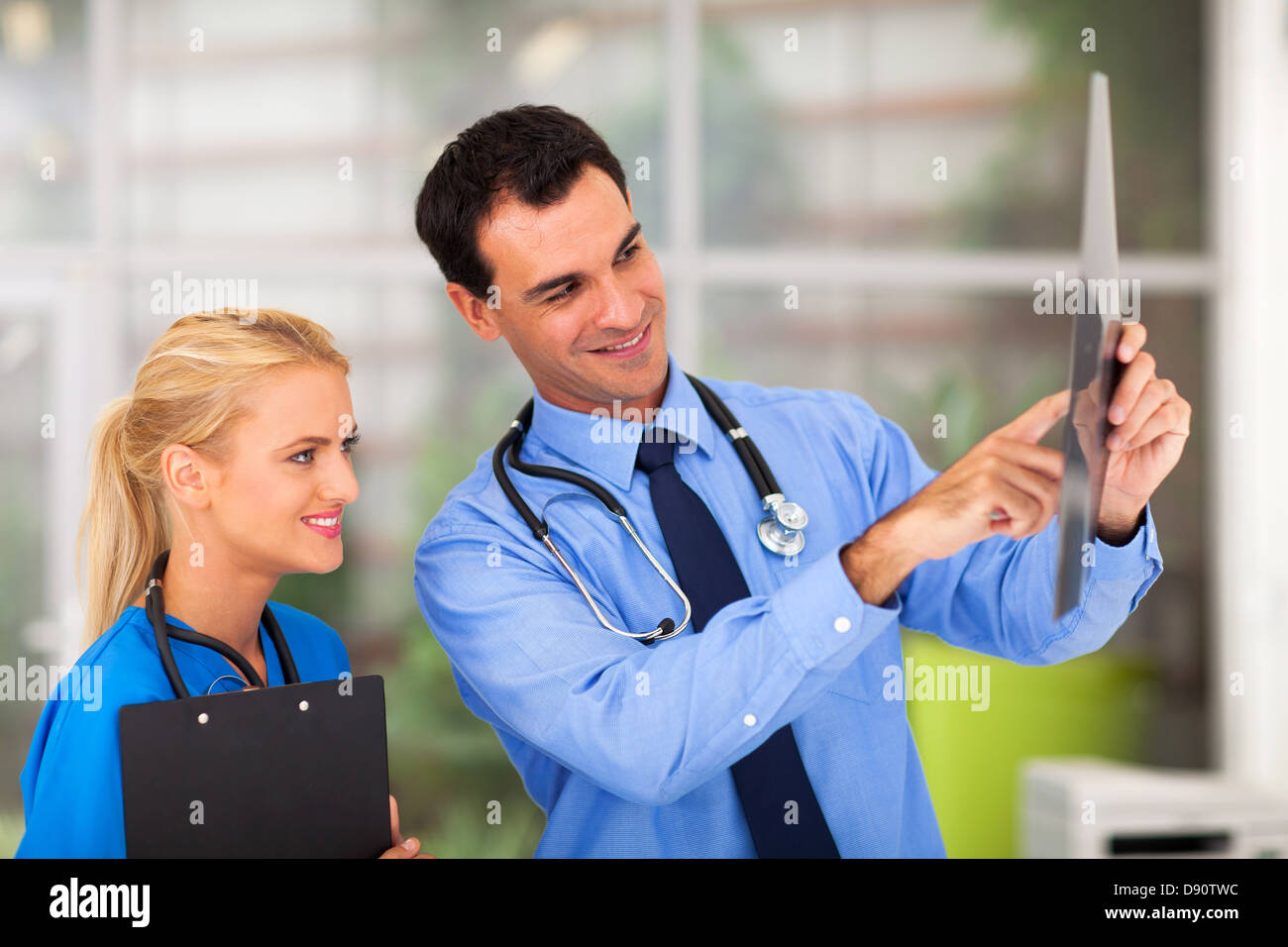Hospital workers smiling hi-res stock photography and images - Alamy