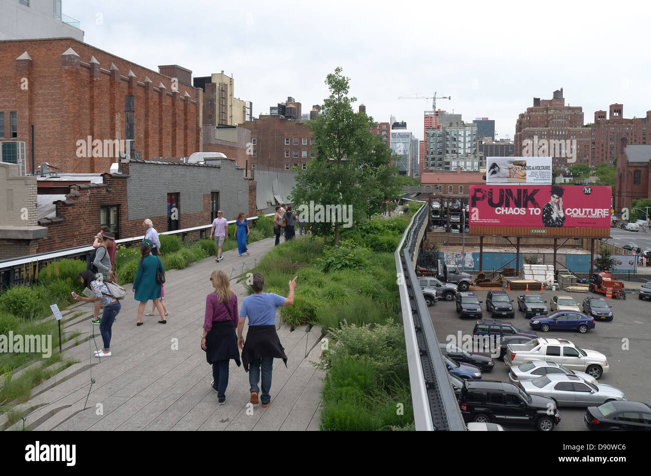 View of the High Line elevated railroad tracks and park in New York ...
