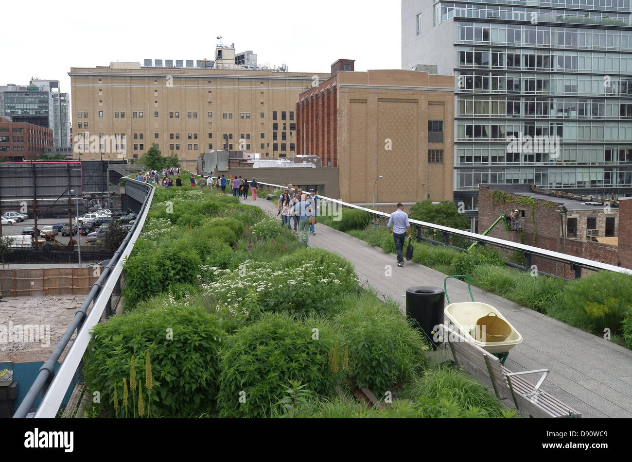 View of the High Line elevated railroad tracks and park in New York ...