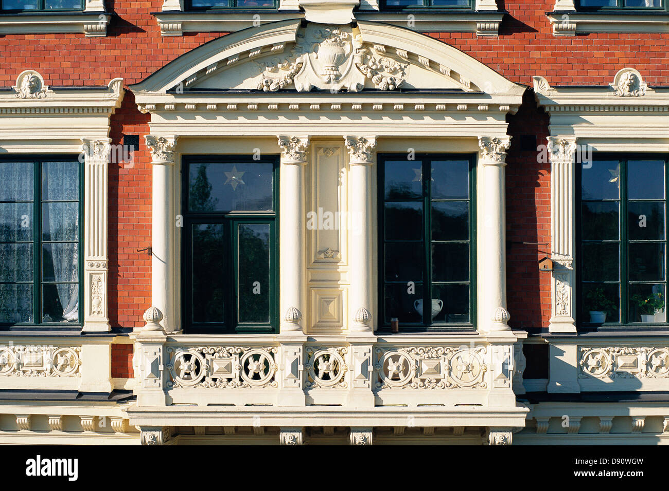 Building balcony hi-res stock photography and images - Alamy