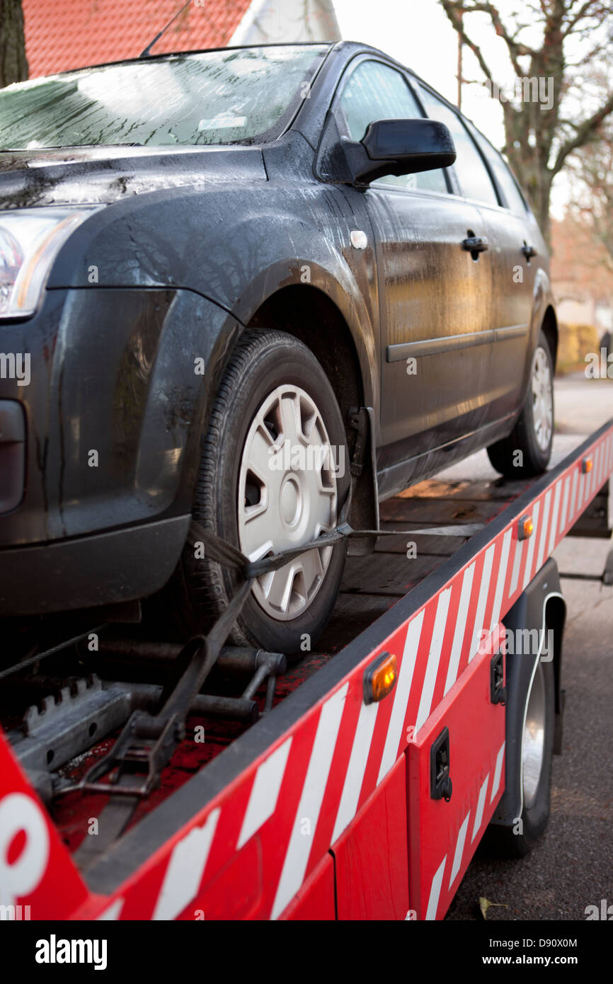 Towed car hi-res stock photography and images - Alamy