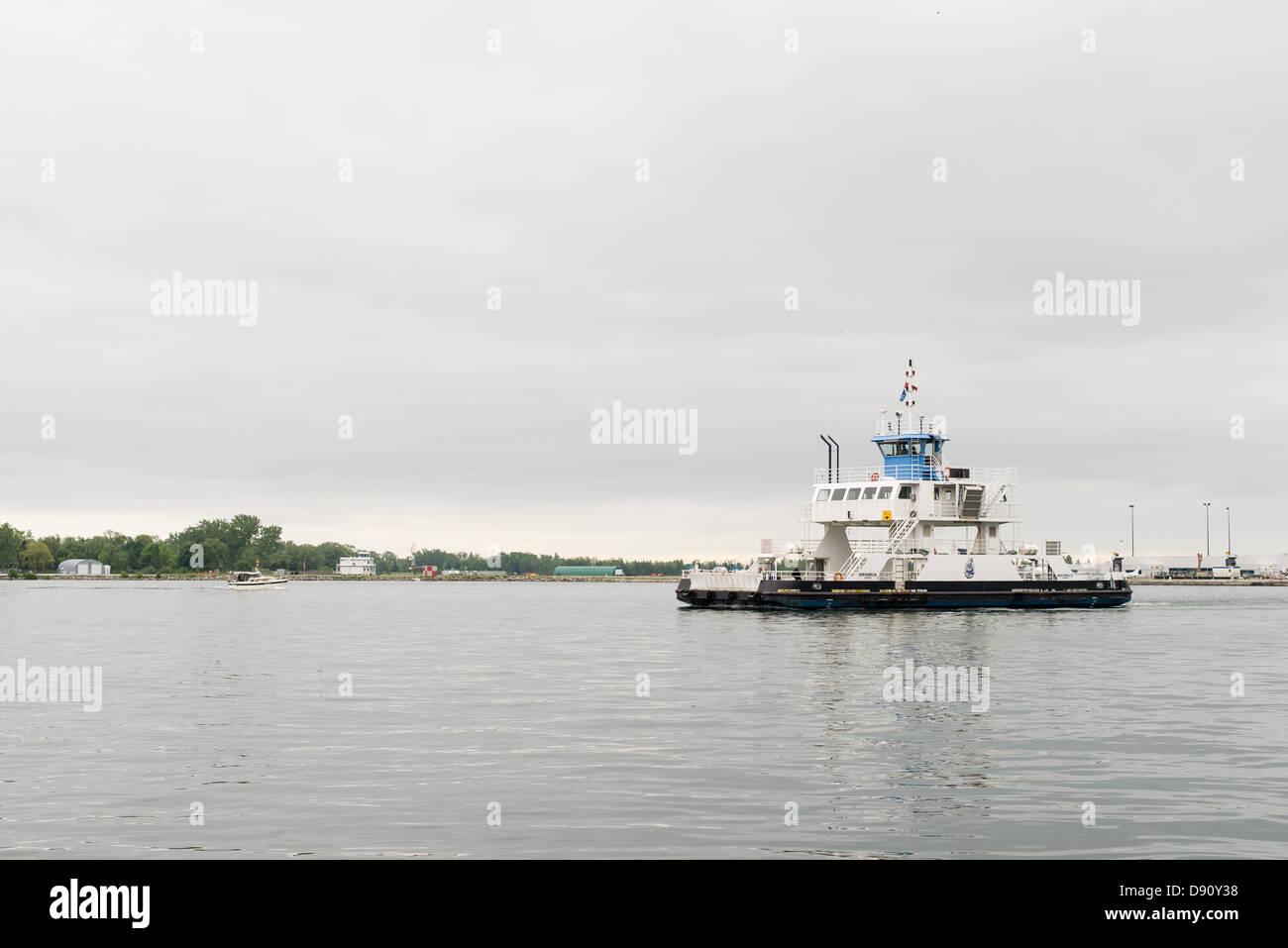 Boat on water in Toronto harbour Stock Photo - Alamy