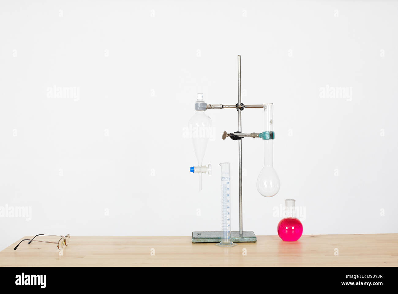 Laboratory workbench hi-res stock photography and images - Alamy
