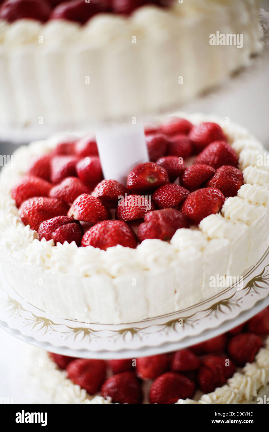 Strawberries Wedding Cake High Resolution Stock Photography and Images ...