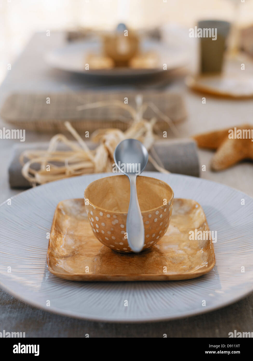 Laying table cloth indoors hi-res stock photography and images - Alamy
