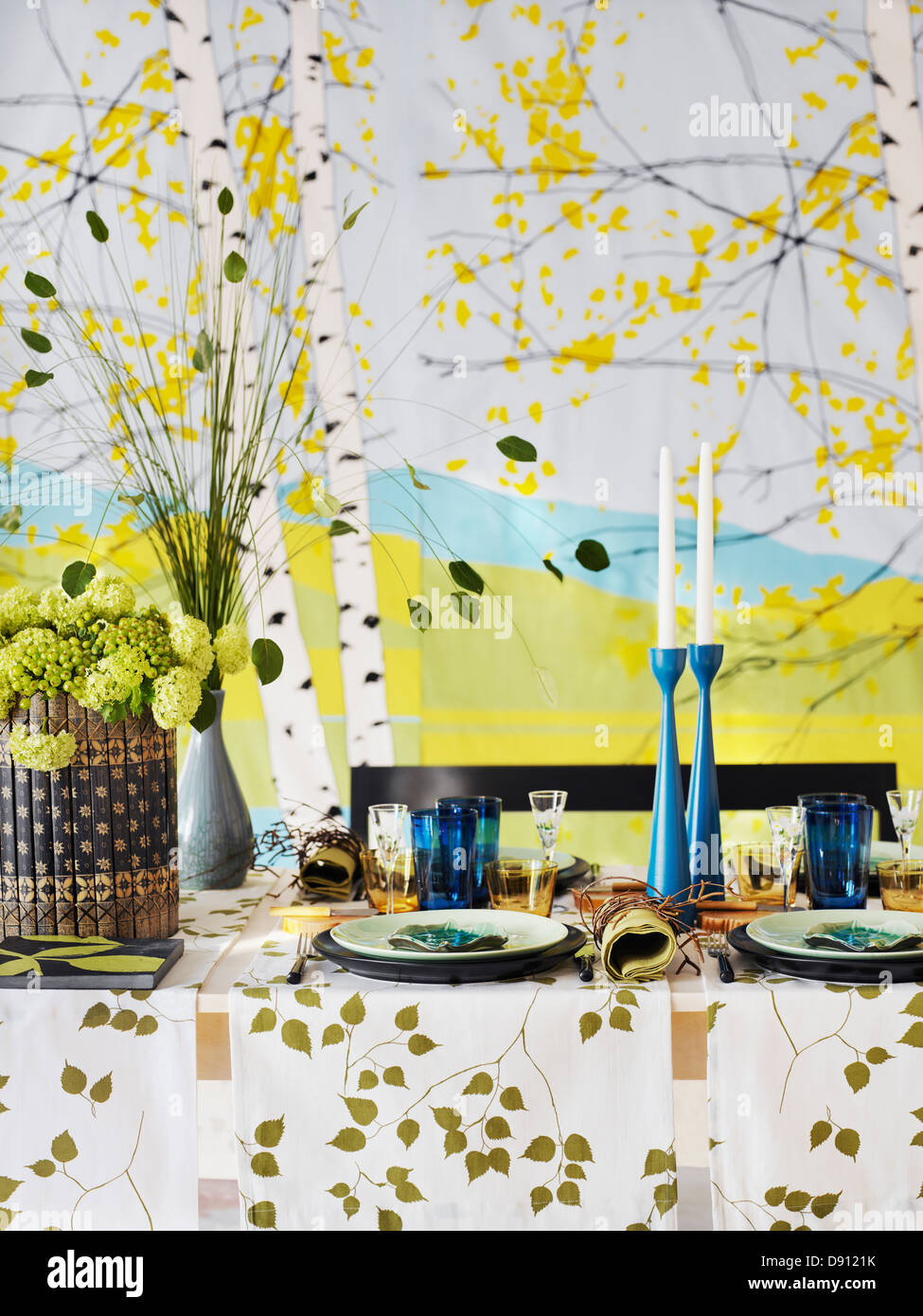 A set table Stock Photo - Alamy