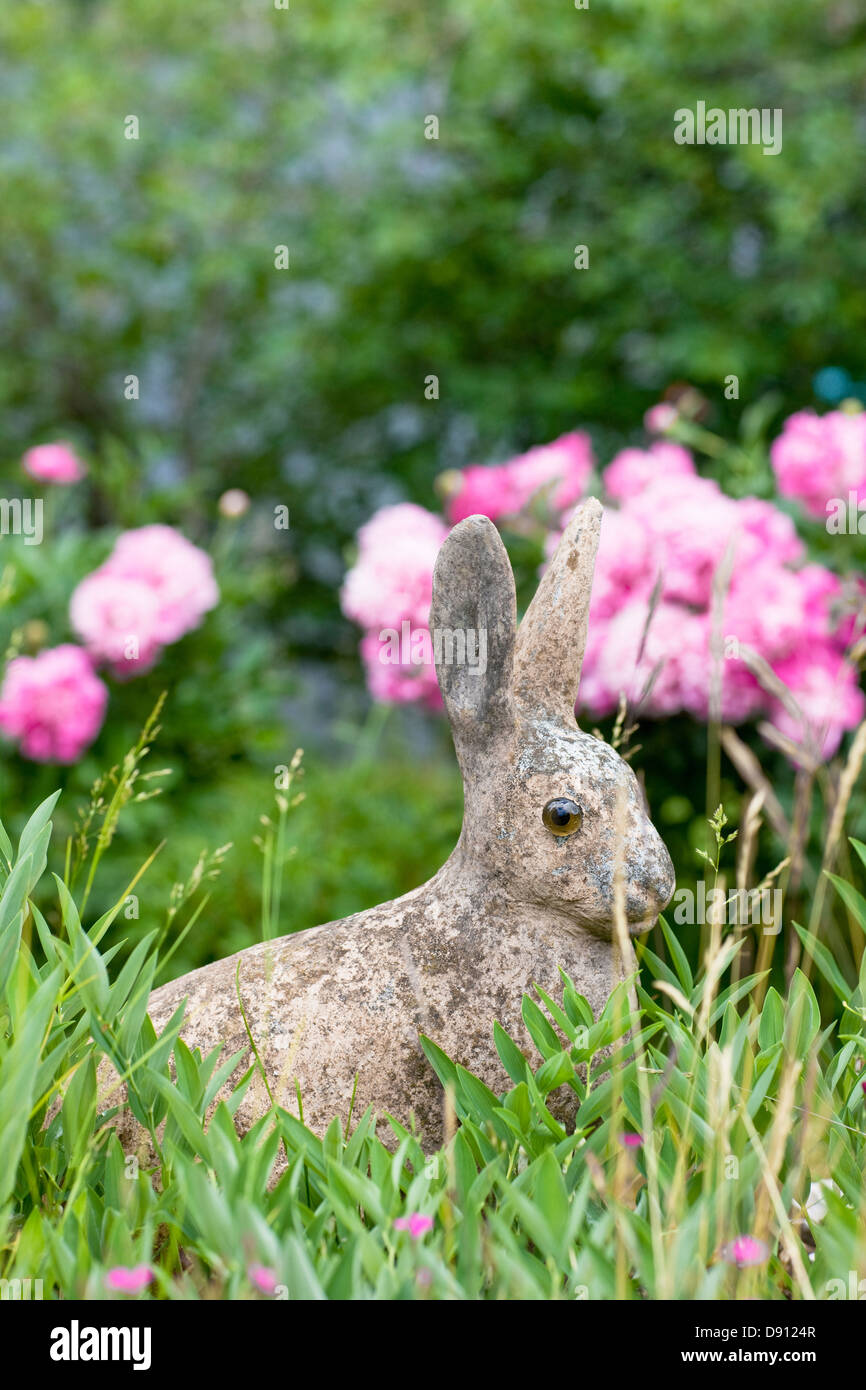 Rabbit garden statue hi-res stock photography and images - Alamy