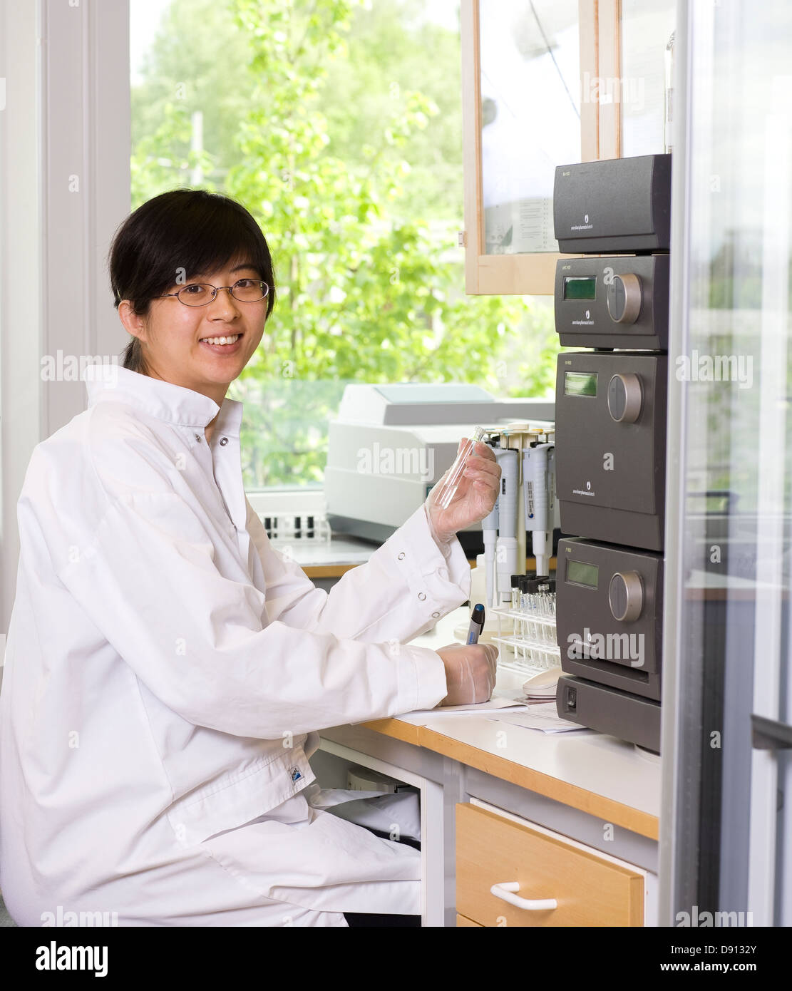 Researcher in laboratory Stock Photo - Alamy