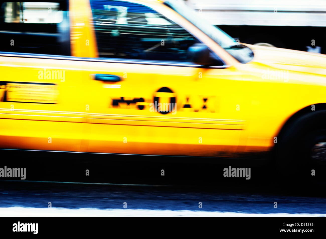New york taxi side view hi-res stock photography and images - Alamy