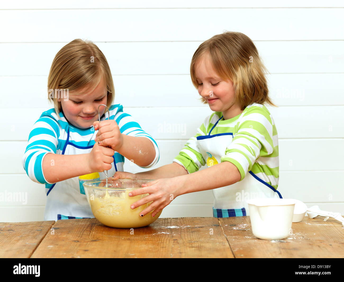 Girls cake hi-res stock photography and images - Alamy