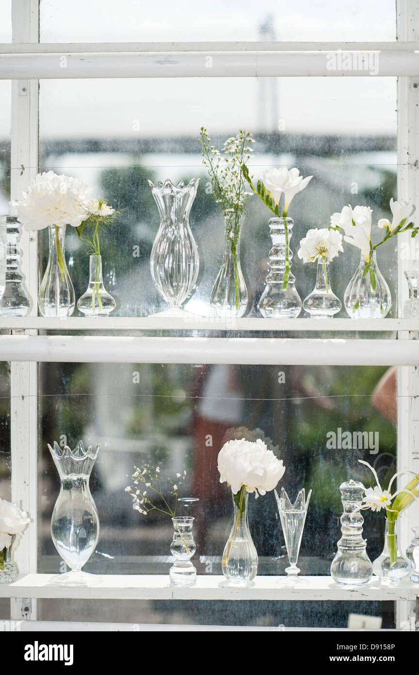 Vases of flowers hi-res stock photography and images - Alamy