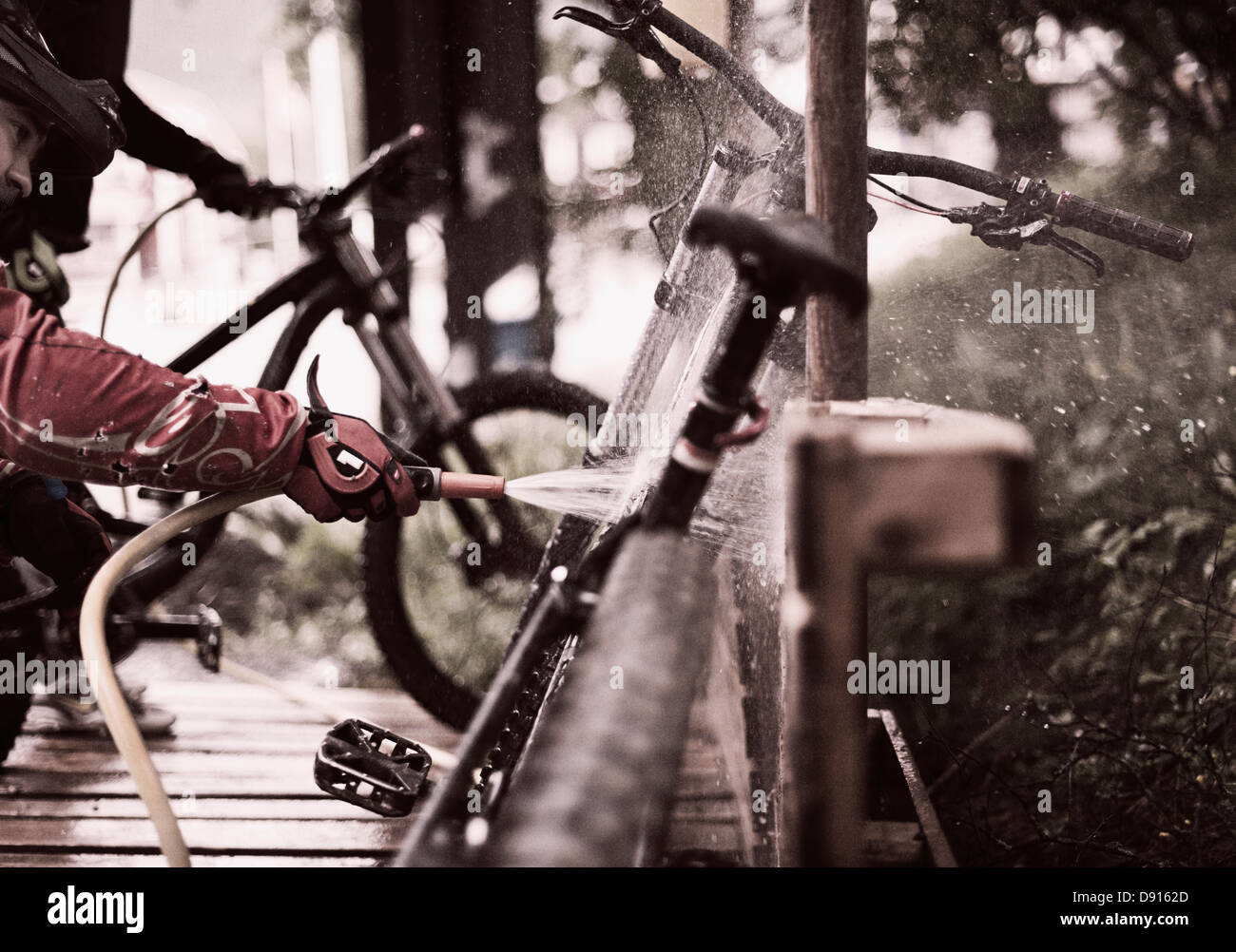 Cleaning mountain bike hi-res stock photography and images - Alamy
