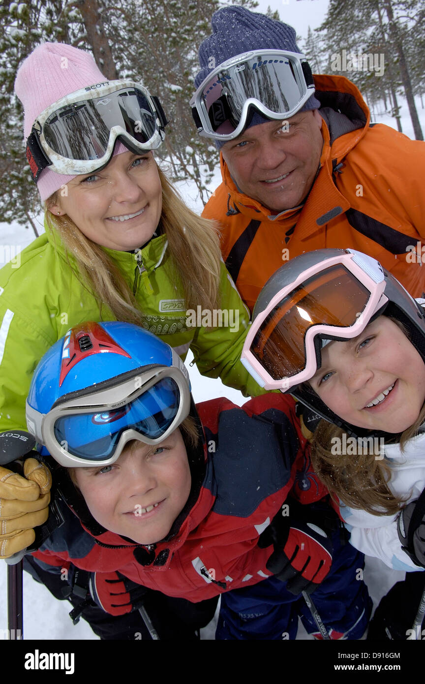 Family at ski hi-res stock photography and images - Alamy