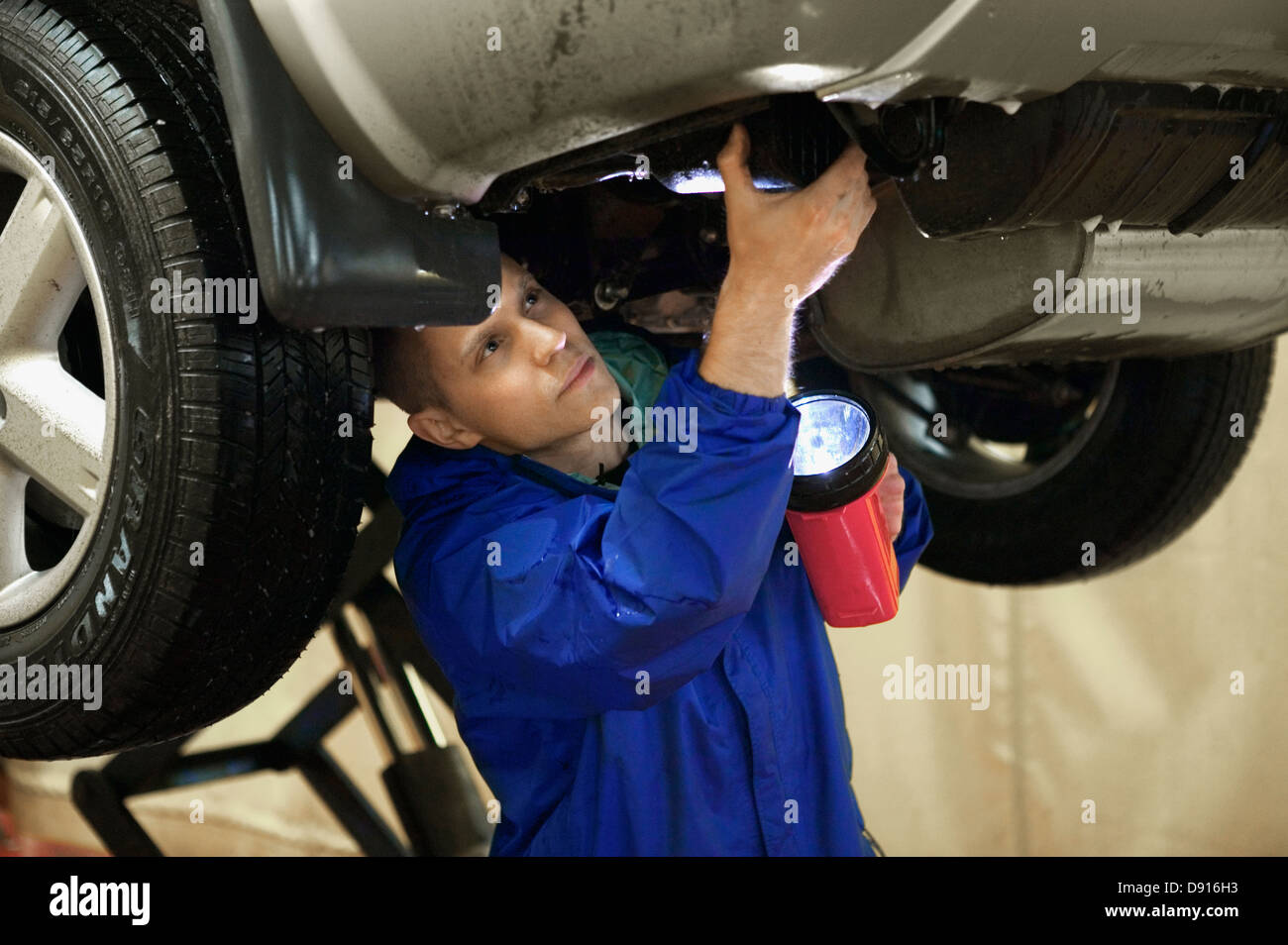 Mechanic garage hi-res stock photography and images - Alamy