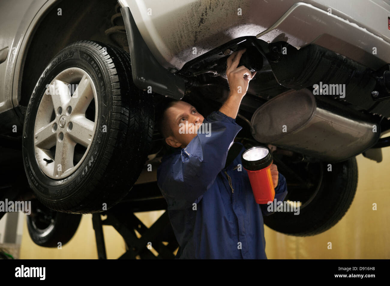 Mechanic garage hi-res stock photography and images - Alamy
