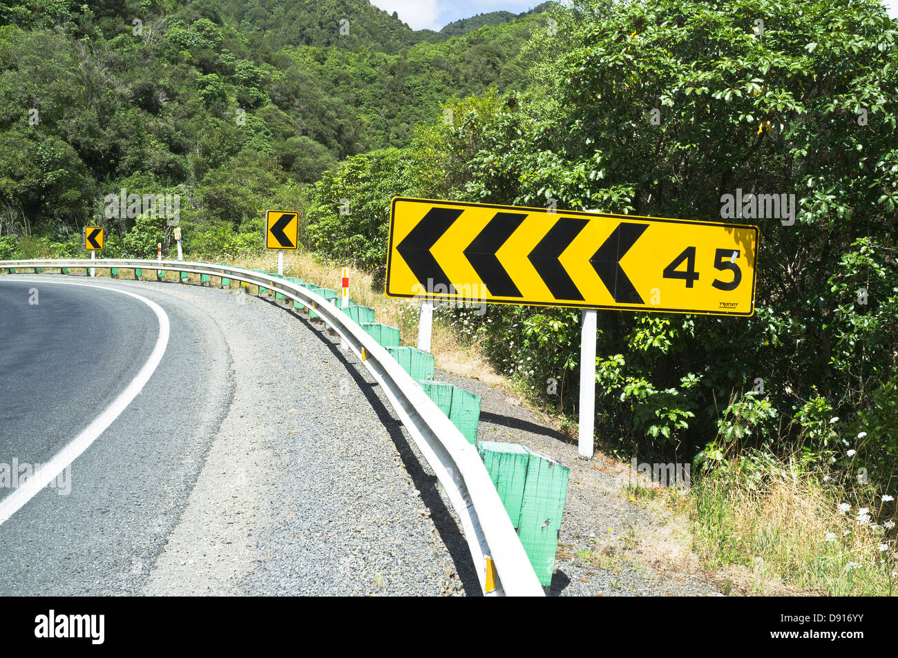 dh TRANSPORT NEW ZEALAND Corner 45 kmph roadsign warning Stock Photo ...