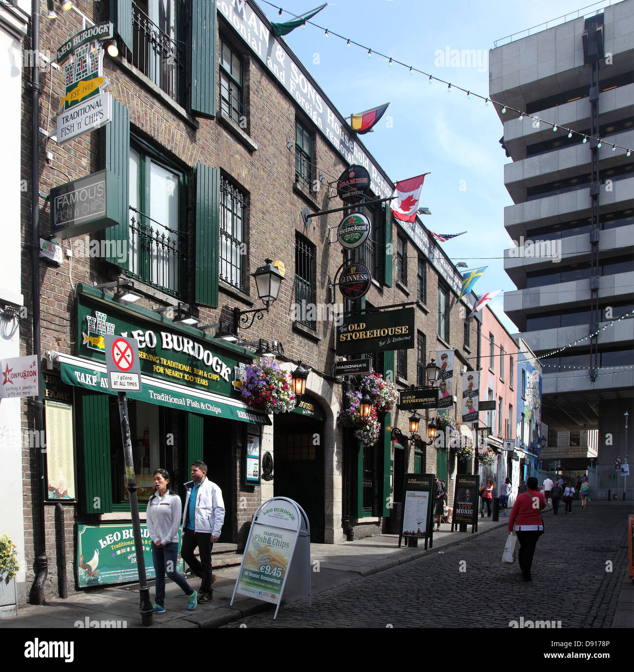 Temple bar quarter hi-res stock photography and images - Alamy