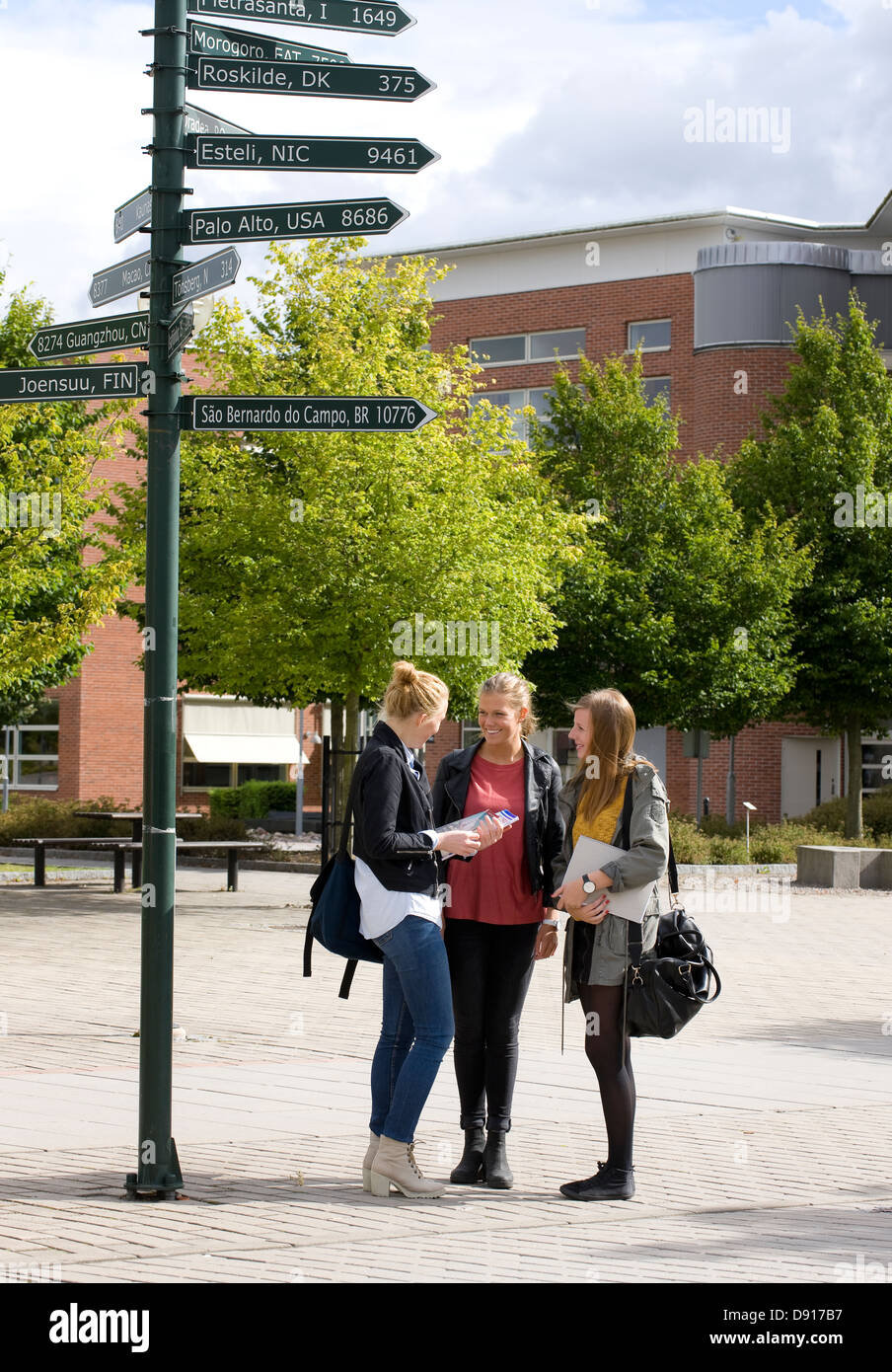 Students outside building hi-res stock photography and images - Alamy