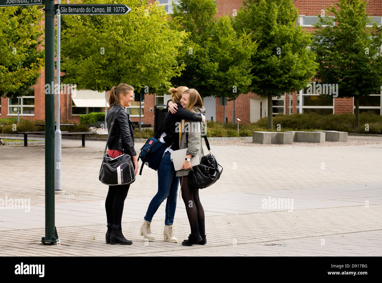 Students outside building hi-res stock photography and images - Alamy
