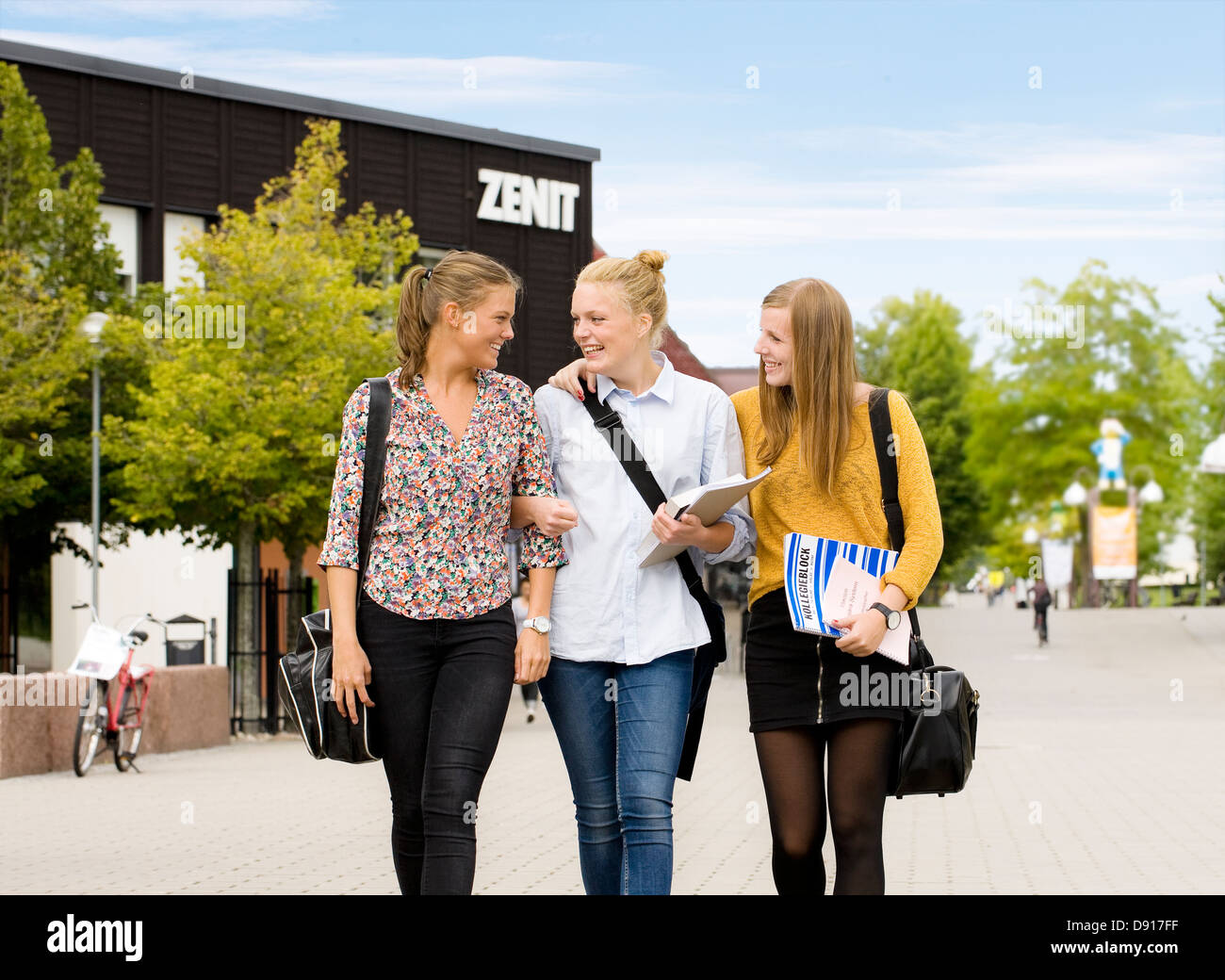 Students outside university building Stock Photo - Alamy