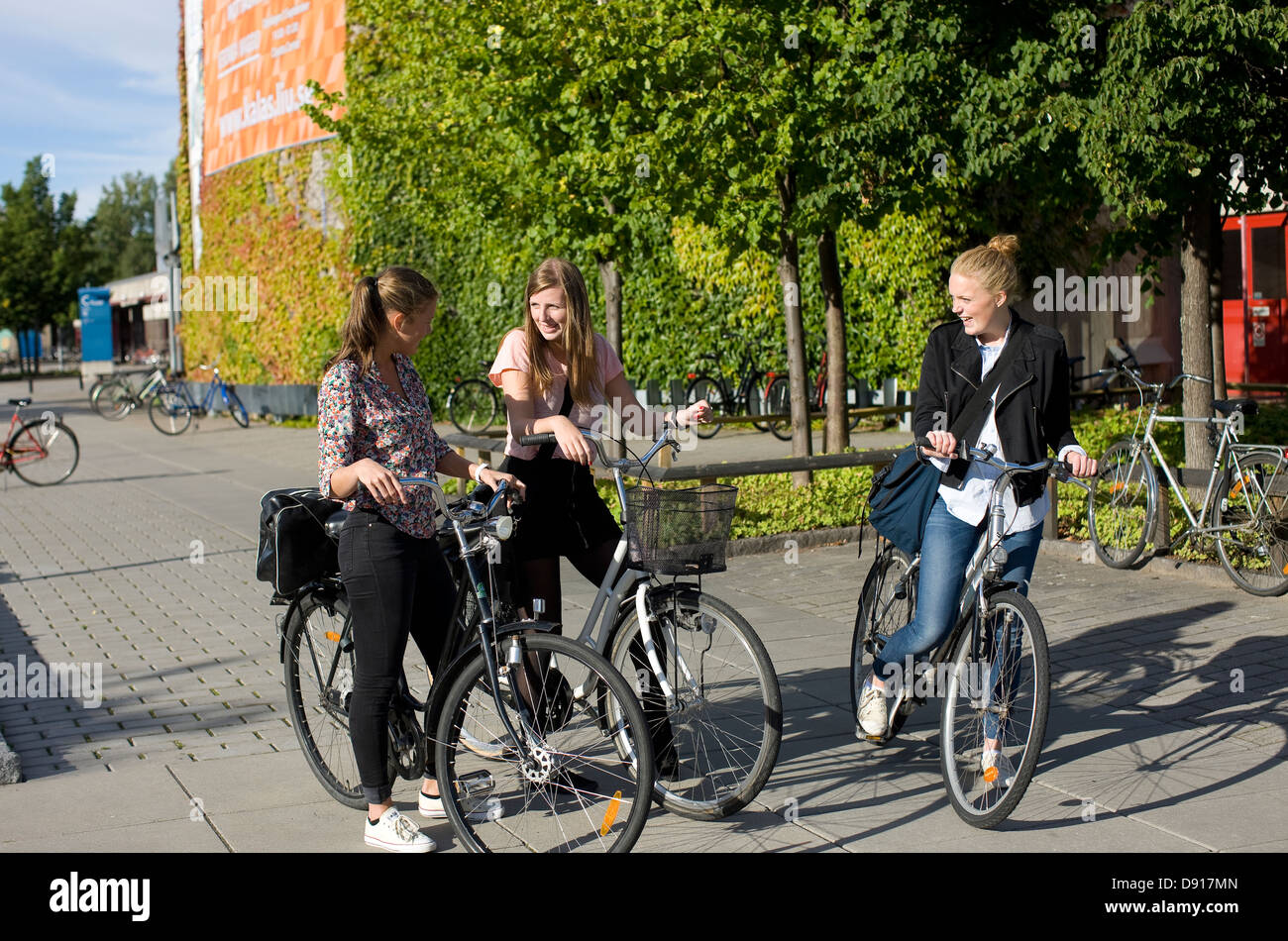 Students cycling hi-res stock photography and images - Alamy