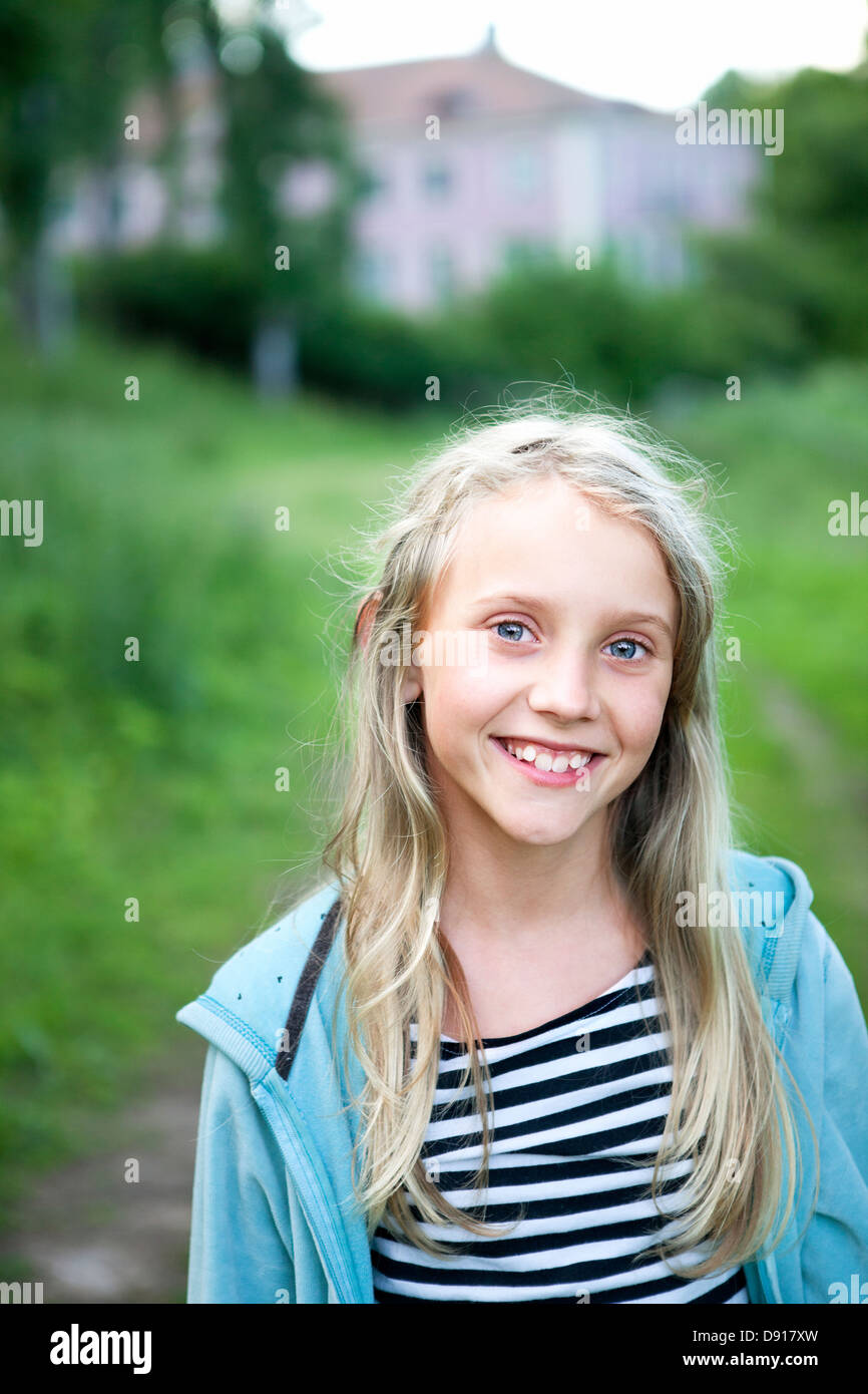 Girl smiling portrait 12 hi-res stock photography and images - Alamy