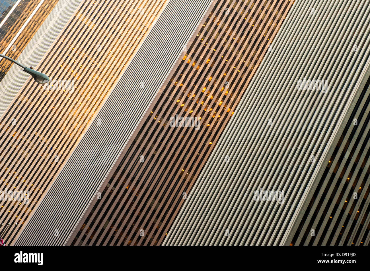 Gold skyscraper hi-res stock photography and images - Alamy