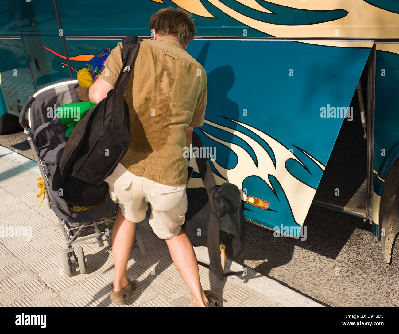 Bus loading hi-res stock photography and images - Alamy