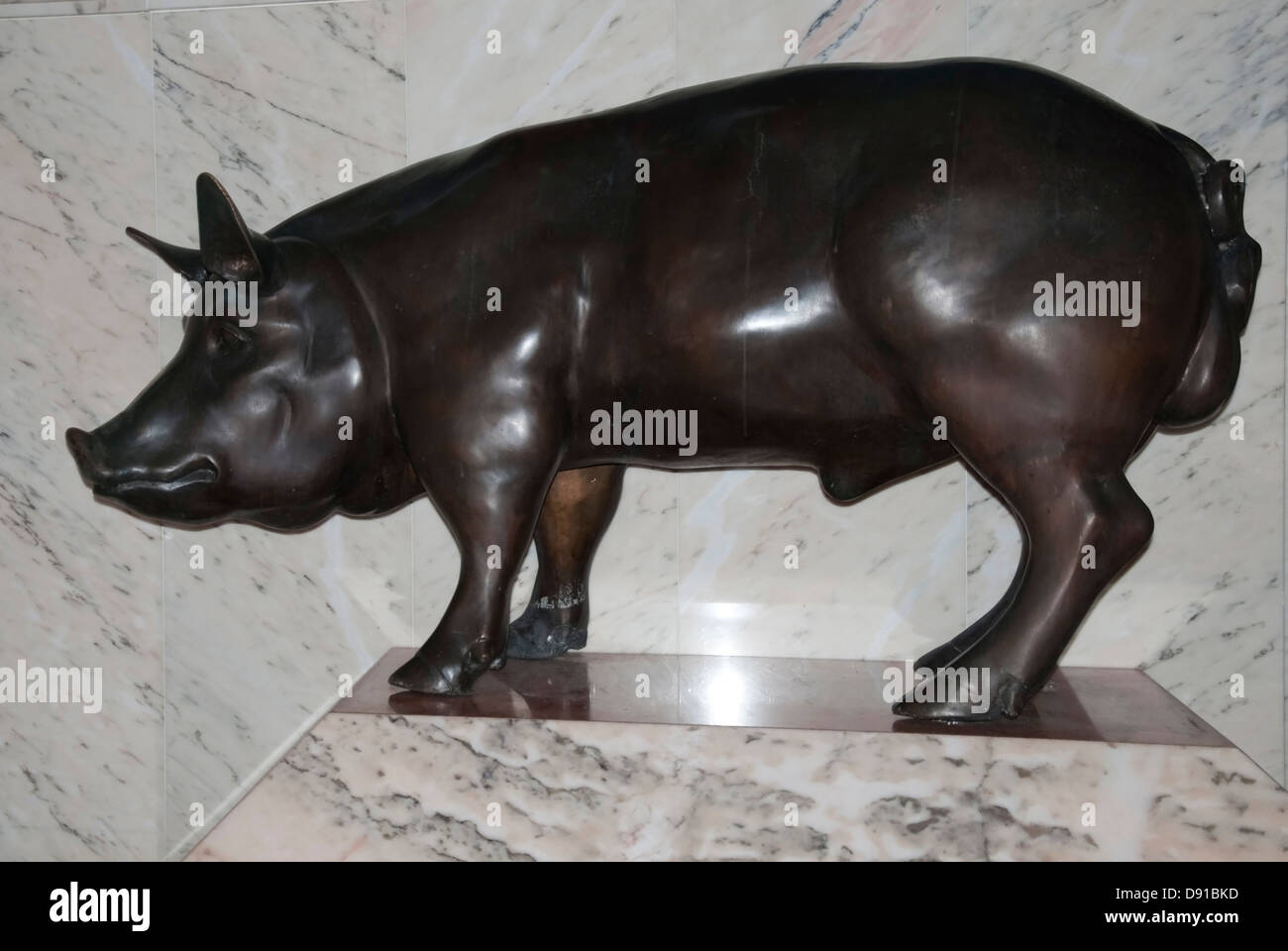 Lifesize Bronze Sculpture of an Adult Female Pig Stock Photo - Alamy