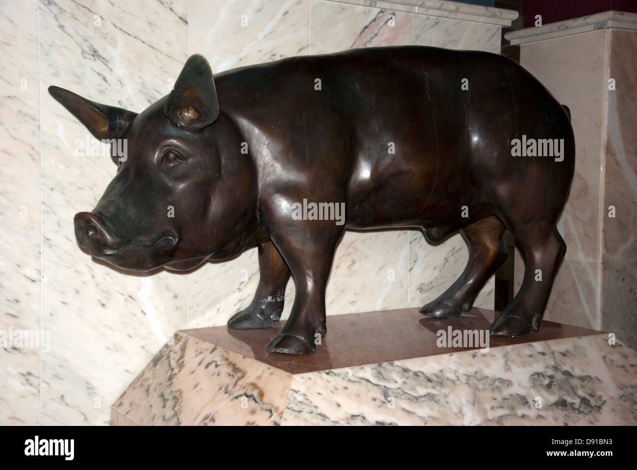 Lifesize Bronze Sculpture of an Adult Female Pig Stock Photo - Alamy