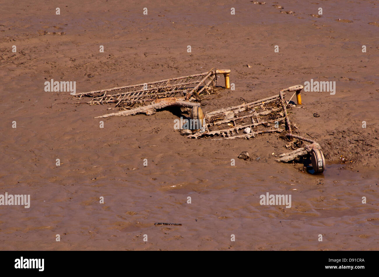 Dumped abandoned shopping trolley Stock Photo - Alamy