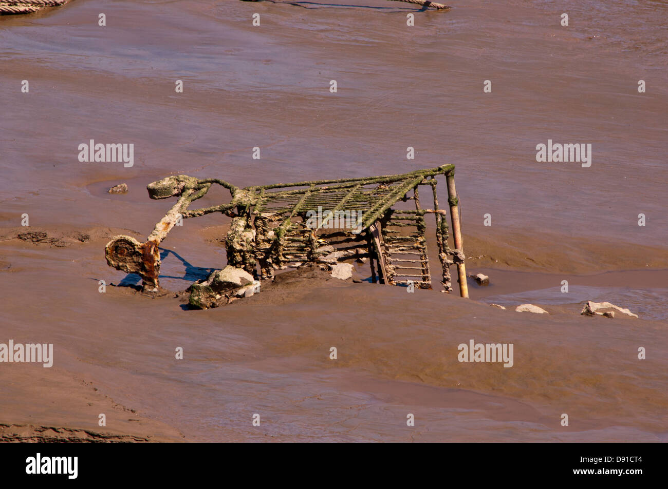 Dumped abandoned shopping trolley Stock Photo - Alamy