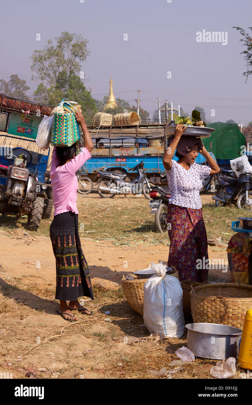 Women containers on their heads hi-res stock photography and images - Alamy