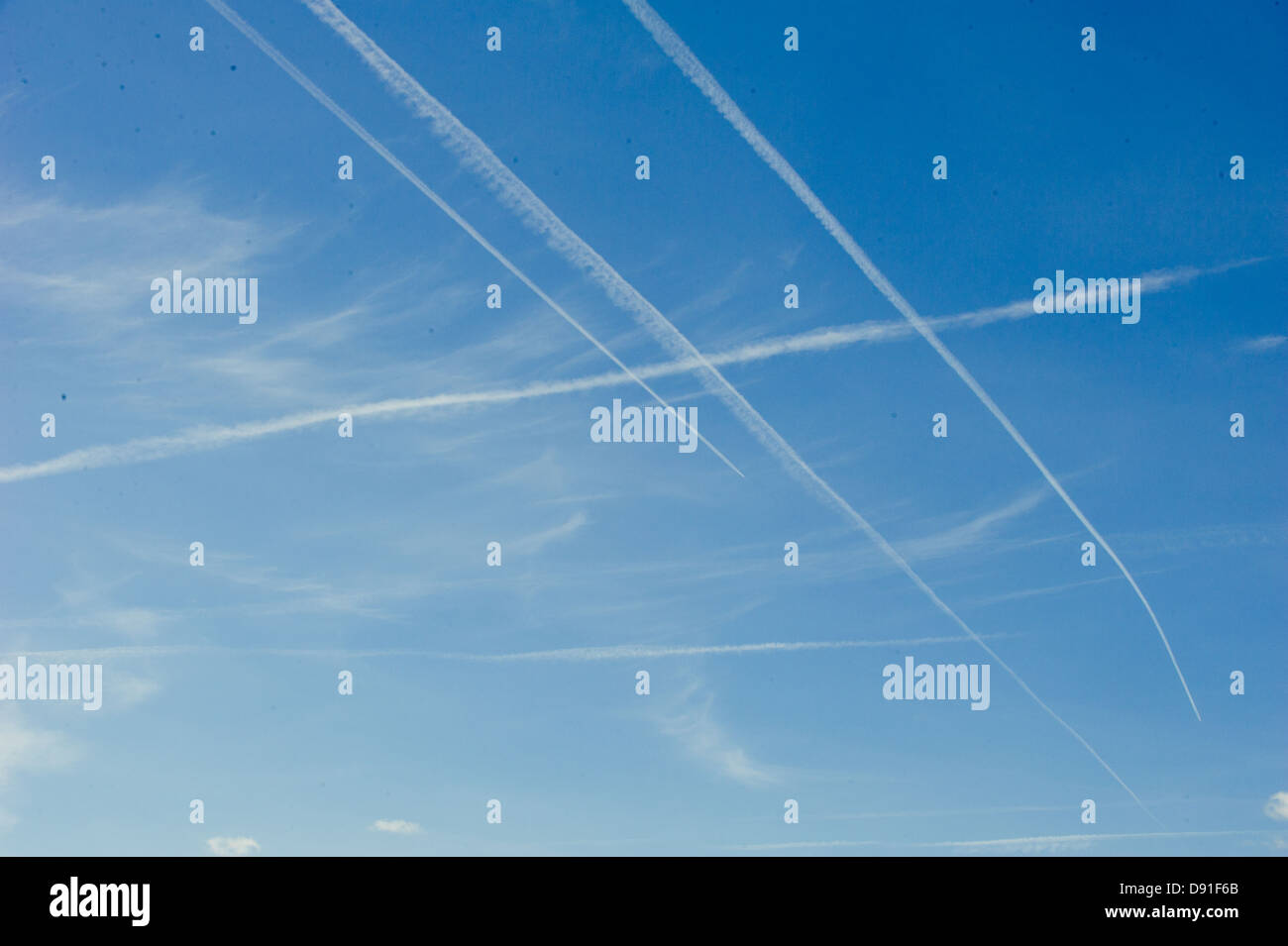 Aeroplanes contrails hi-res stock photography and images - Alamy