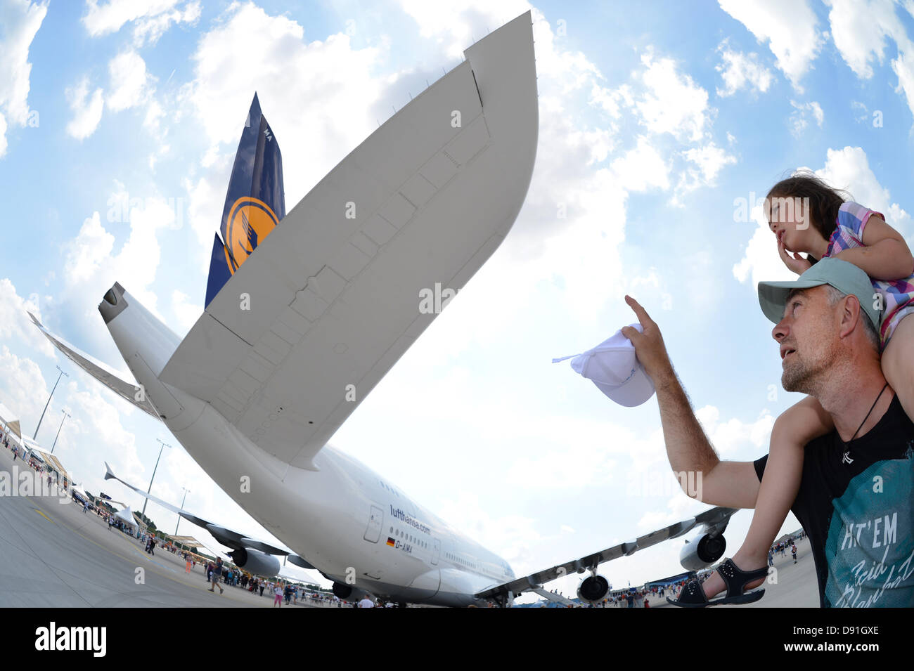 Olaf Zuckrigl and his daughter Leni look at an airbus of Lufthansa at ...