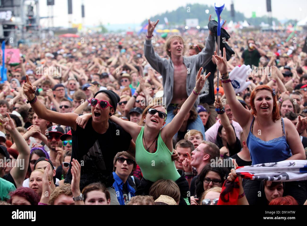 Cheering crowd during rock concert hi-res stock photography and images ...
