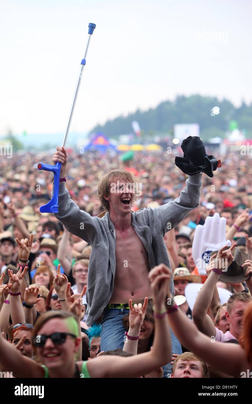 Cheering crowd during rock concert hi-res stock photography and images ...