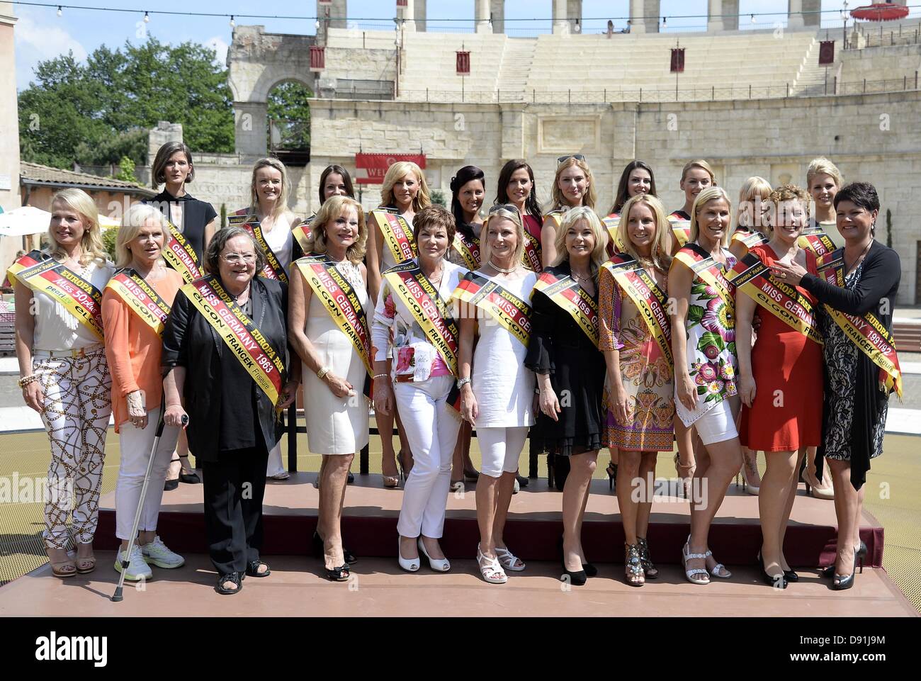 22 former winners of the Miss Germany competition pose for the camera ...