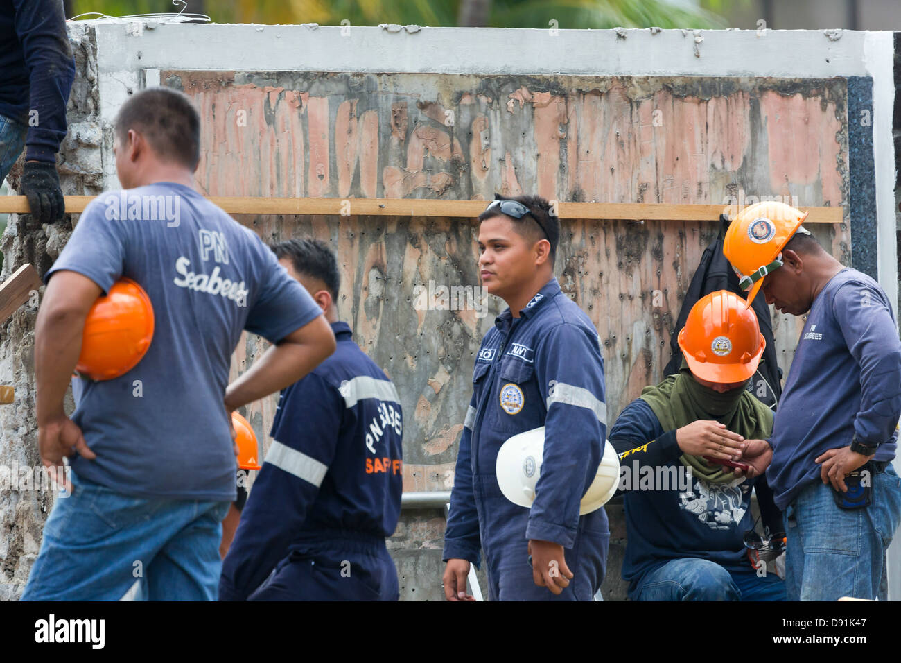 Construction Workers in Manila, Philippines Stock Photo - Alamy