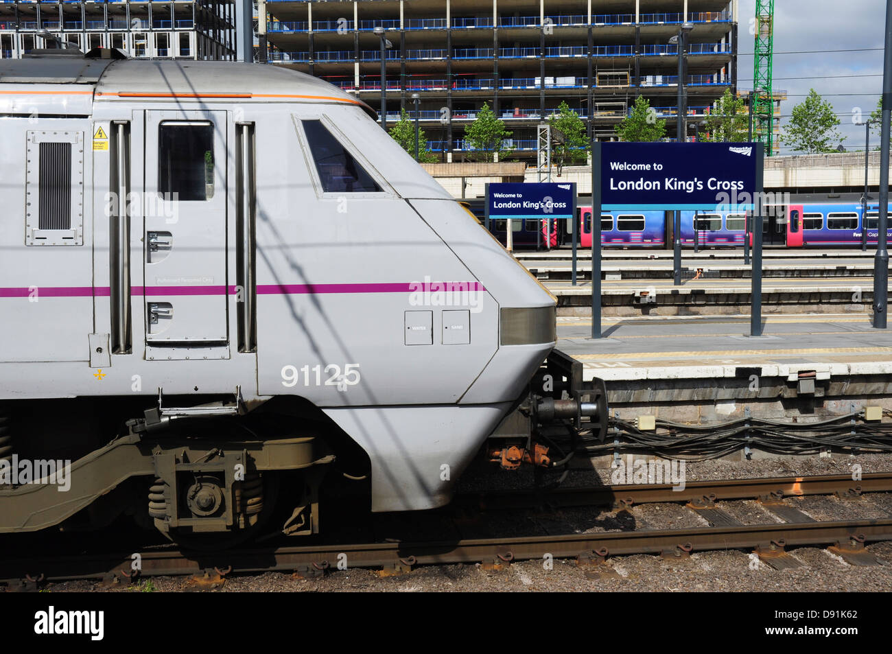 Class 91 electric locomotive 91125 at King's Cross railway station ...