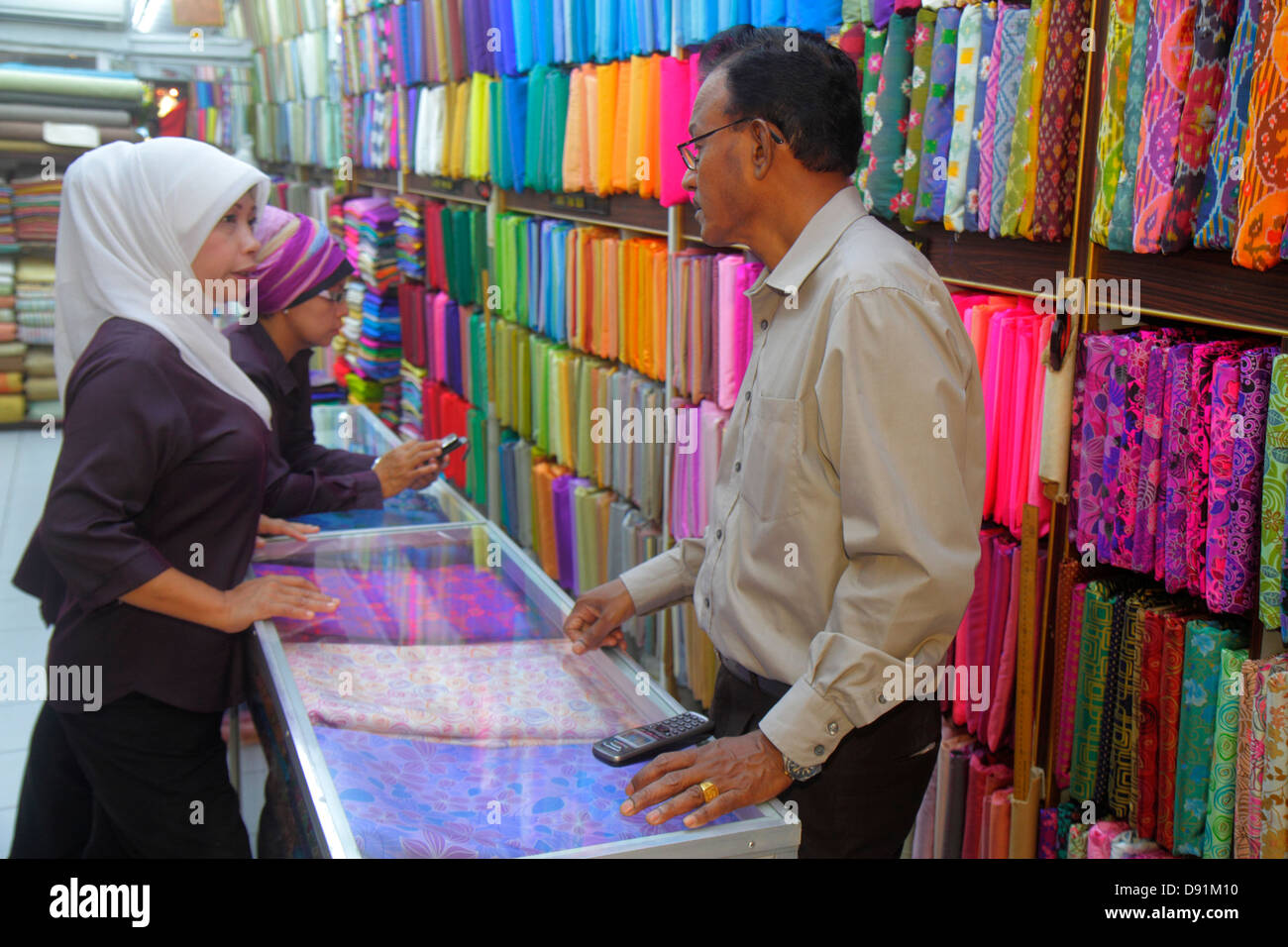 Arab women shopping hi-res stock photography and images - Alamy