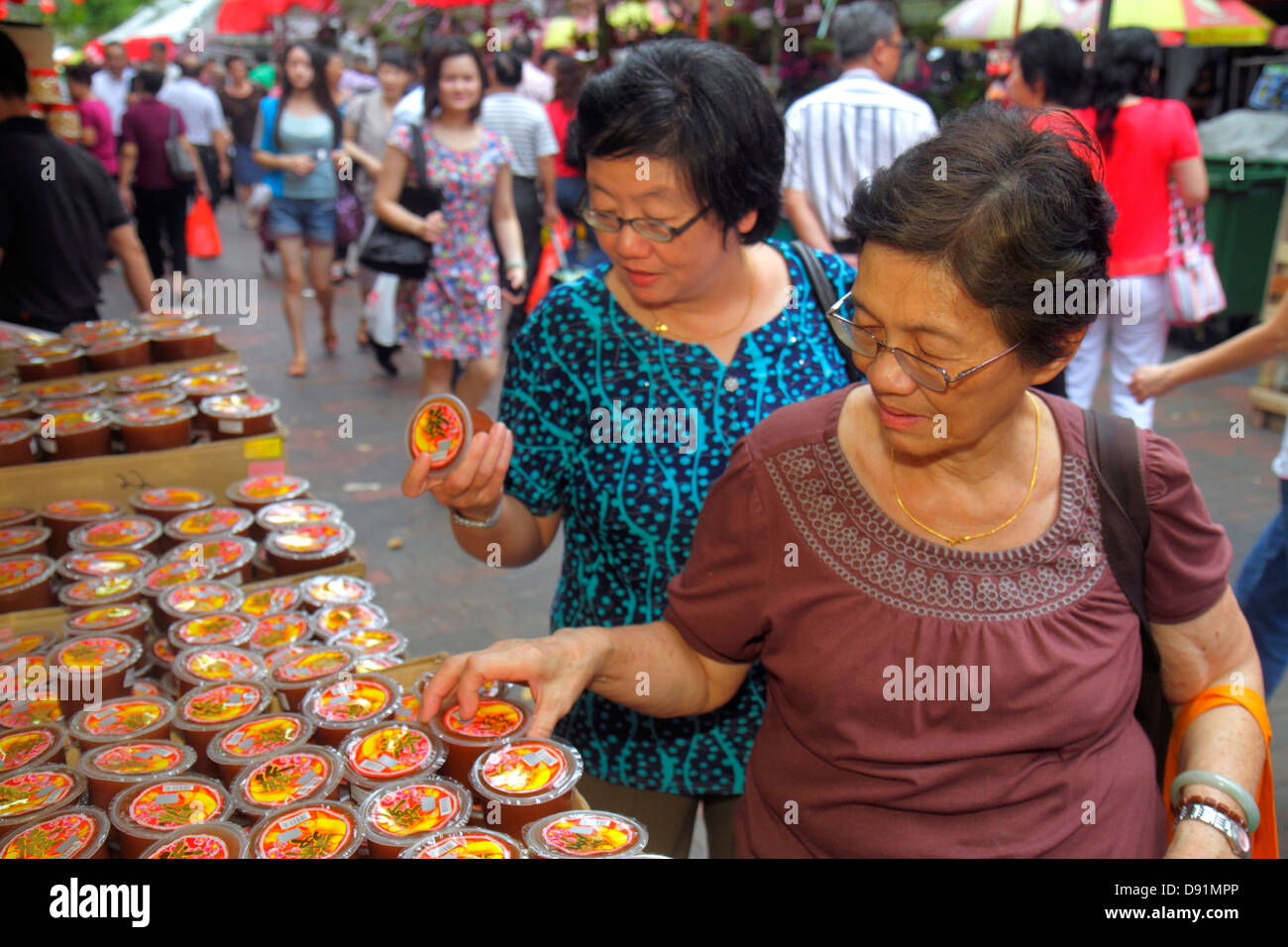 Asian street market hi-res stock photography and images - Alamy