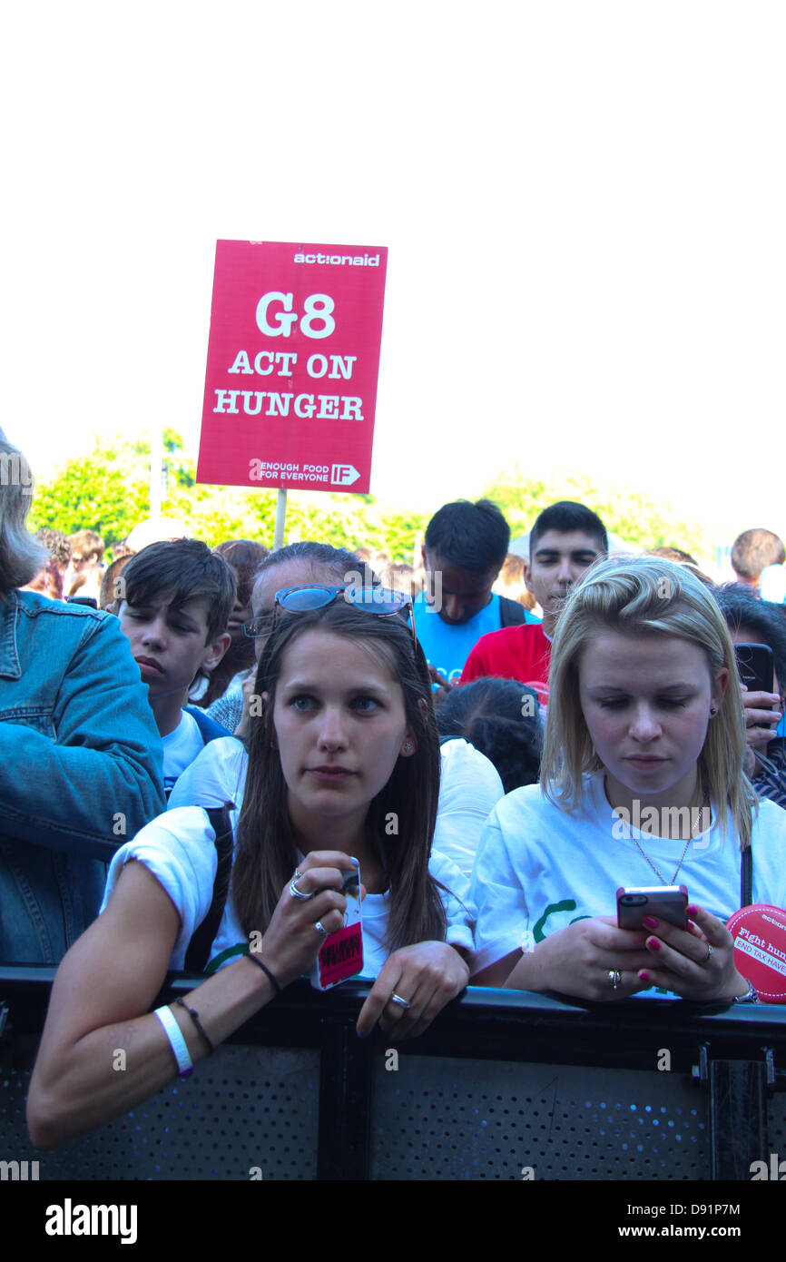 Two Big If revelelrs seen texting during the event. Londoners were ...